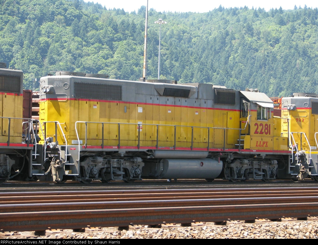 LLPX2281 a GP38-2L